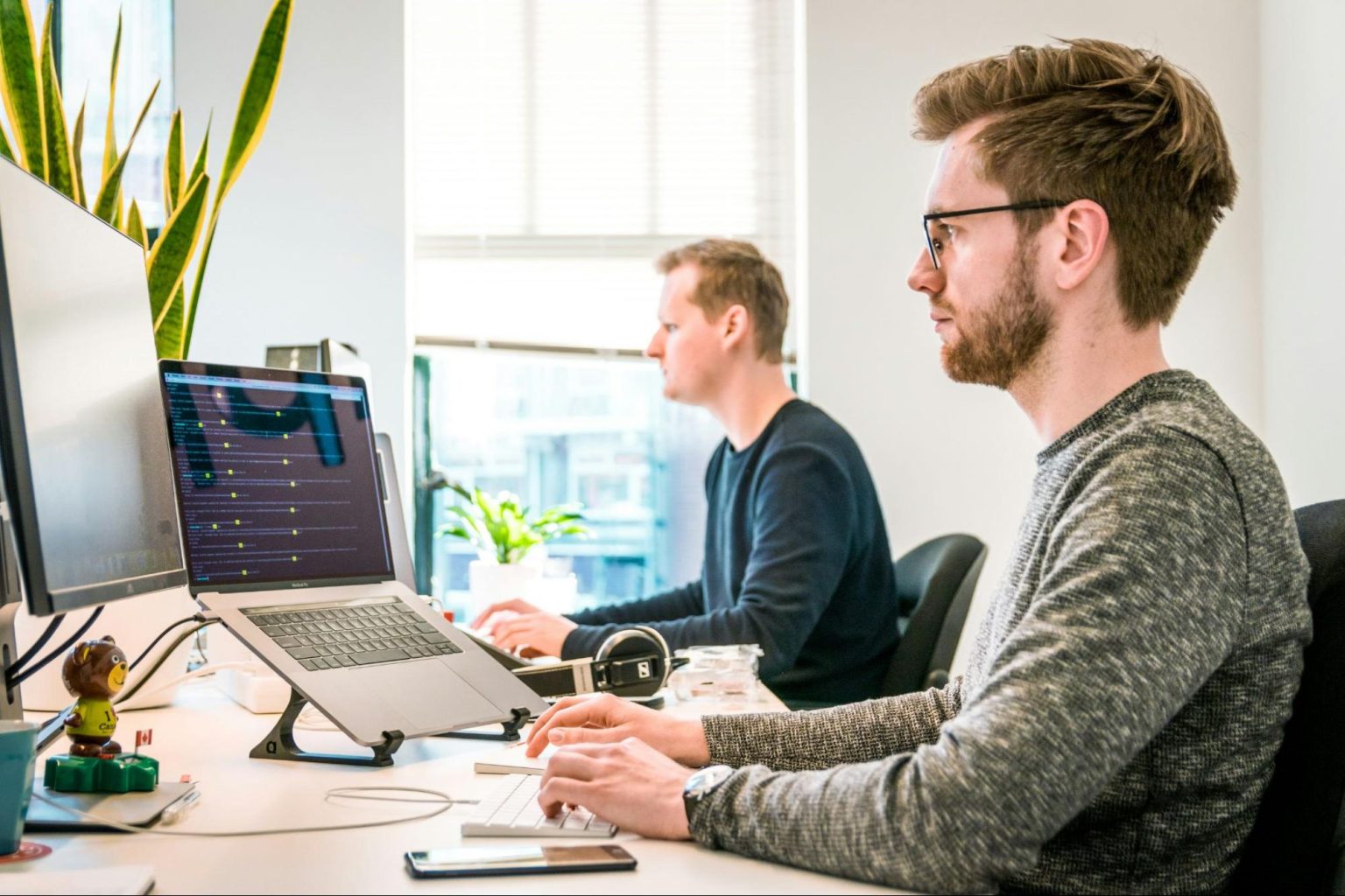The Best AI-Powered Leader Finder Tools for B2B Sales